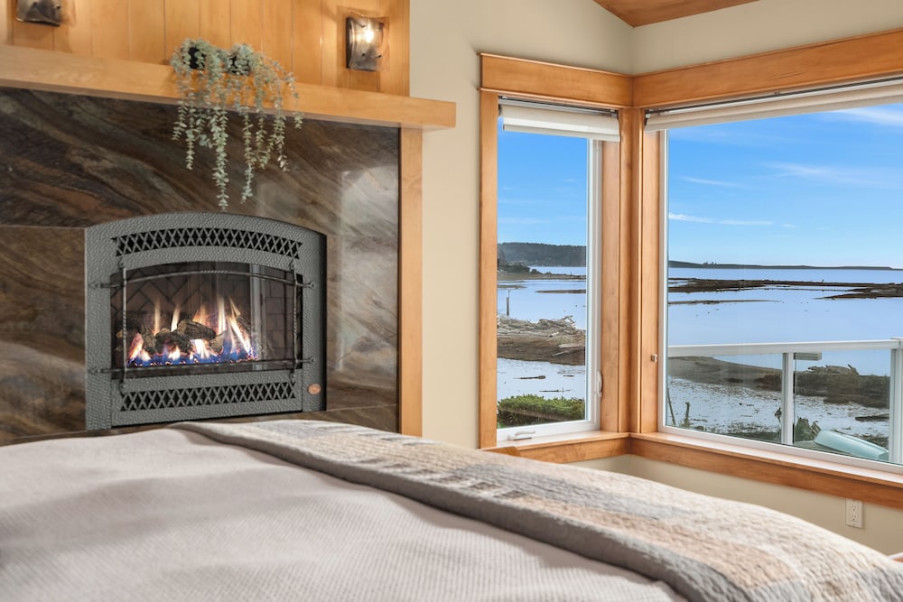 Beautiful 5-bedroom waterfront home on Sunlight Beach Rd Reviews, Deals ...