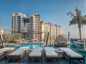 2 piscinas exteriores, guarda-sóis, espreguiçadeiras 