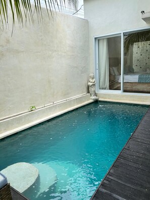 Piscina externa, espreguiçadeiras