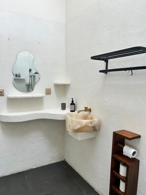 Vila, 1 cama King, piscina particular, vista para a piscina | Banheiro | Chuveiro, produtos de toalete grátis