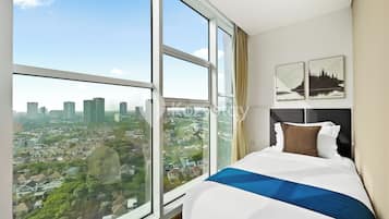 Apartamento, 2 quartos, Vista para a cidade | Secretária, secretária adequada para computadores portáteis