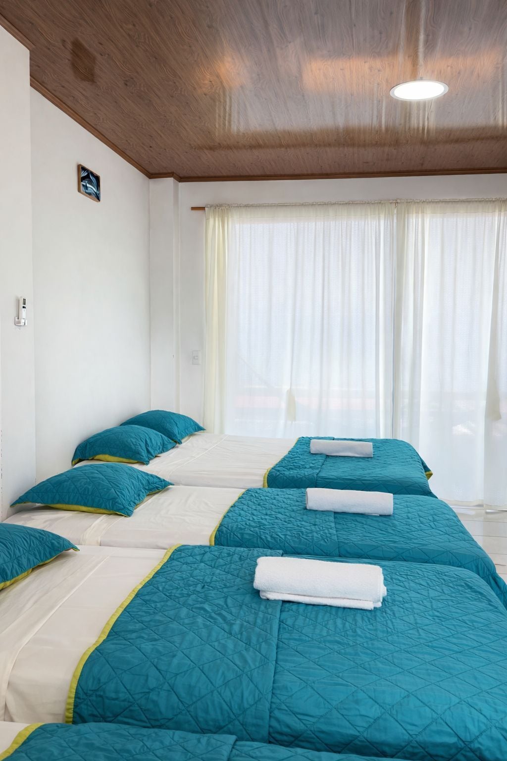 Quarto quádruplo família, várias camas, sacada, vista para o mar | Cortinas blackout, Wi-Fi de cortesia, roupa de cama
