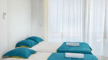 Quarto quádruplo família, várias camas, sacada, vista para o mar | Cortinas blackout, Wi-Fi de cortesia, roupa de cama