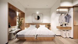 Quarto moderno com cabeceira de madeira, mesa de cabeceira com abajur, escrivaninha com computador e um cabideiro.