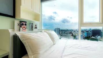 Suite Familiar, 3 quartos, acesso ao Club Lounge, Vista para a cidade | Lençóis de algodão egípcio, roupa de alta qualidade, edredões de penas