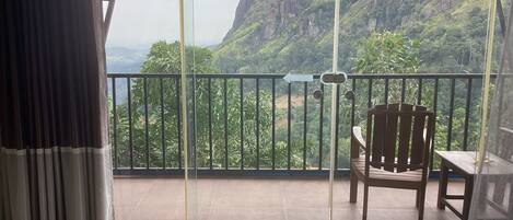 Quarto Quádruplo Deluxe, 1 quarto, varanda, vista para a montanha | Quartos insonorizados, ferro/tábua de engomar, Wi-fi grátis