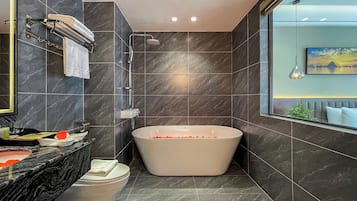 Quarto Duplo de Luxo, Vista para a cidade | Casa de banho | Roupões, chinelos