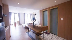 Cofres nos quartos, escrivaninha, espaço de trabalho para notebook