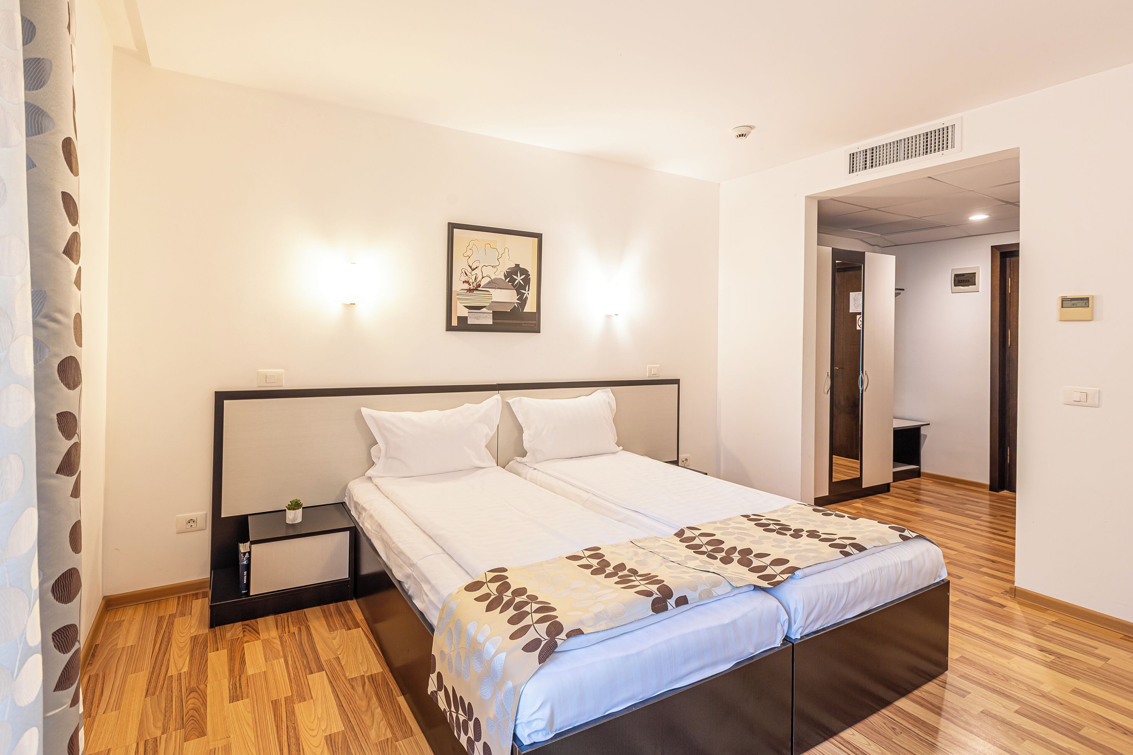 Quarto Duplo ou Twin Básico, varanda, Vista para a cidade | Secretária, secretária adequada para computadores portáteis 