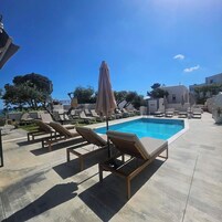 Piscina externa sazonal, funciona das 8h às 18h, espreguiçadeiras
