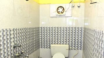 Quarto casal luxo | Banheiro | Chuveiro, produtos de toalete grátis, toalhas de banho, sabonete