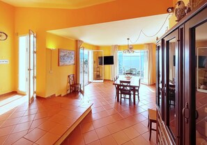 Villa, vista para o mar | Sala de estar | Televisor de ecrã plano de 32 polegadas com canais por cabo 