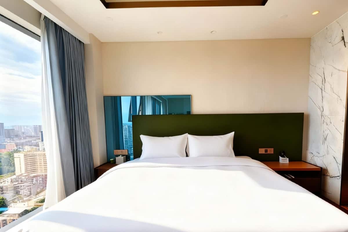 Quarto duplo executivo, vista para a cidade | Escrivaninha, espaço de trabalho para notebook, cortinas blackout