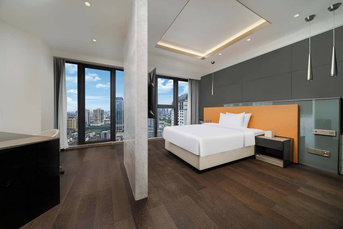 Suíte presidencial, vista para a cidade | Escrivaninha, espaço de trabalho para notebook, cortinas blackout