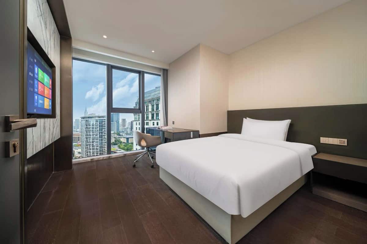 Suíte premier, vista para a cidade | Escrivaninha, espaço de trabalho para notebook, cortinas blackout