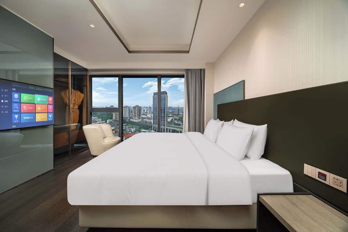 Suíte executiva, vista para a cidade | Escrivaninha, espaço de trabalho para notebook, cortinas blackout