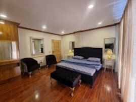 Quarto casal luxo, vista para a montanha | Quartos à prova de som, ferros/tábuas de passar roupa, Wi-Fi de cortesia