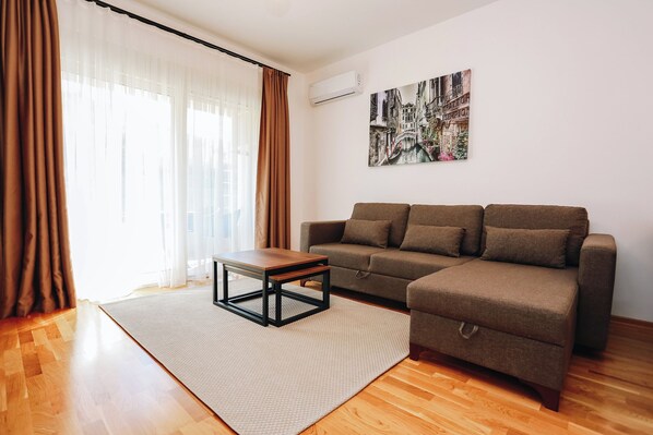 Apartamento conforto, sacada, vista para a montanha | Área de estar