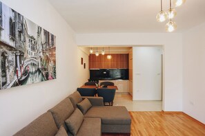 Apartamento conforto, sacada, vista para a montanha | Cozinha privada | Geladeira grande, micro-ondas, fogão, cooktop