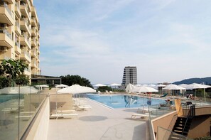 Piscina externa sazonal, funciona das 9h às 20h, guarda-sóis