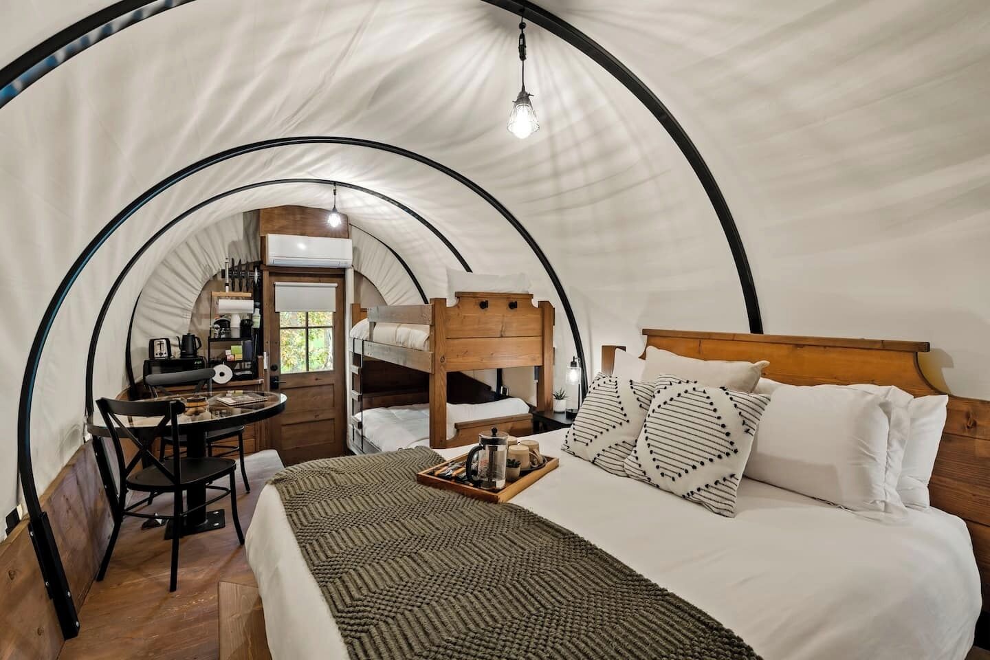 Covered Wagon With Valley View, Sleep 4 - Strasburg, PA