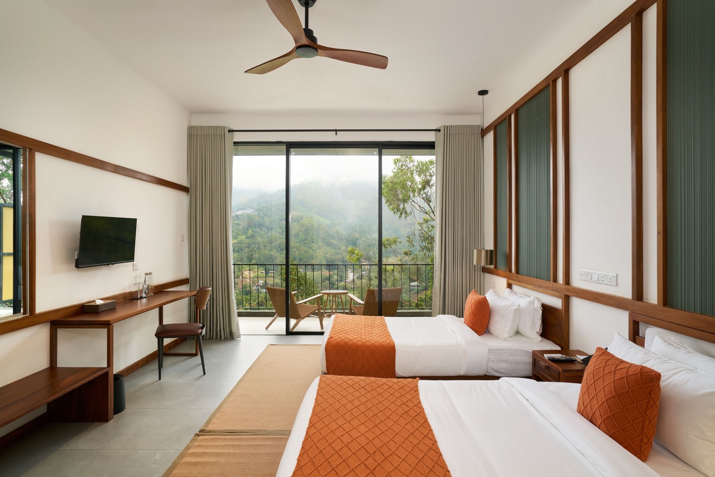 Quarto quádruplo família, sacada, vista para a montanha | Cofres nos quartos, quartos à prova de som