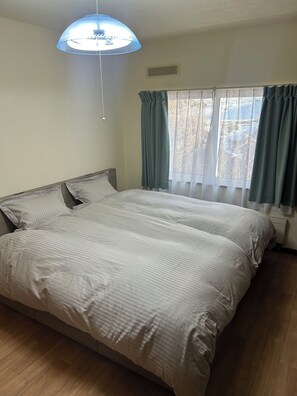 Cortinas/cortinados opacos, ferro/tábua de engomar 