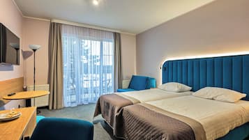 Quarto casal ou duplo clássico, vista para o lago | Cofres nos quartos, escrivaninha, Wi-Fi de cortesia