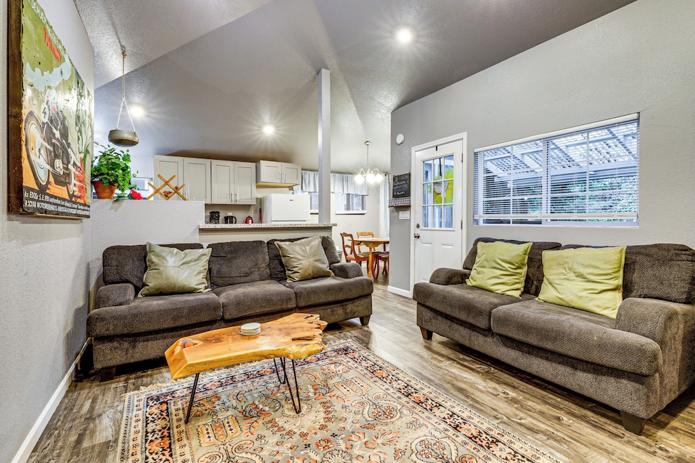 Russian River Retreat! Woodsy Guerneville Bungalow - Monte Rio, CA