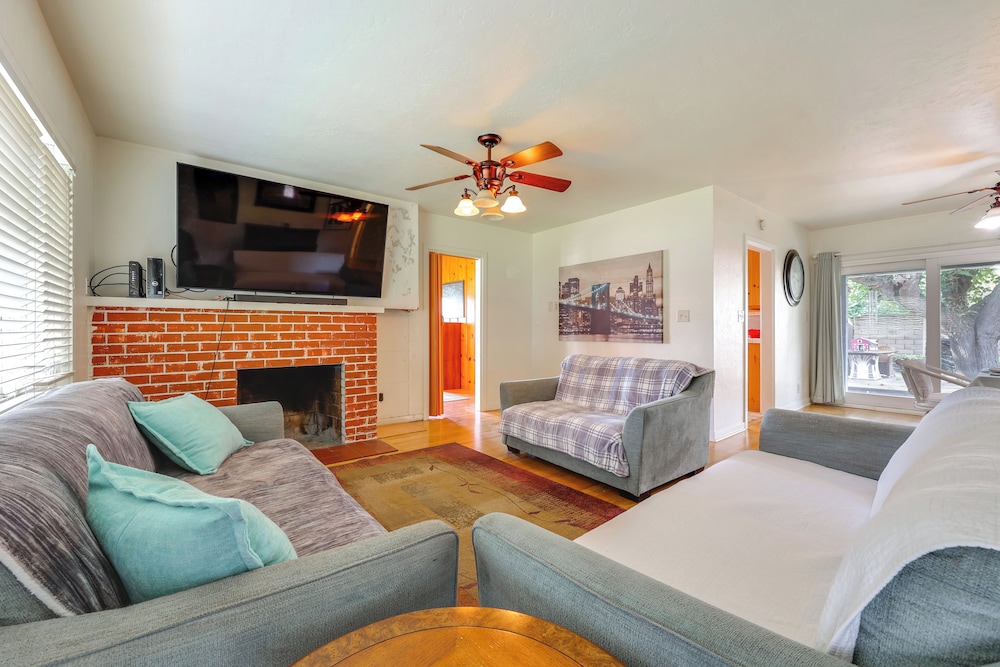 Hot Tub, Patio & Outdoor Games At Visalia Home - Visalia, CA