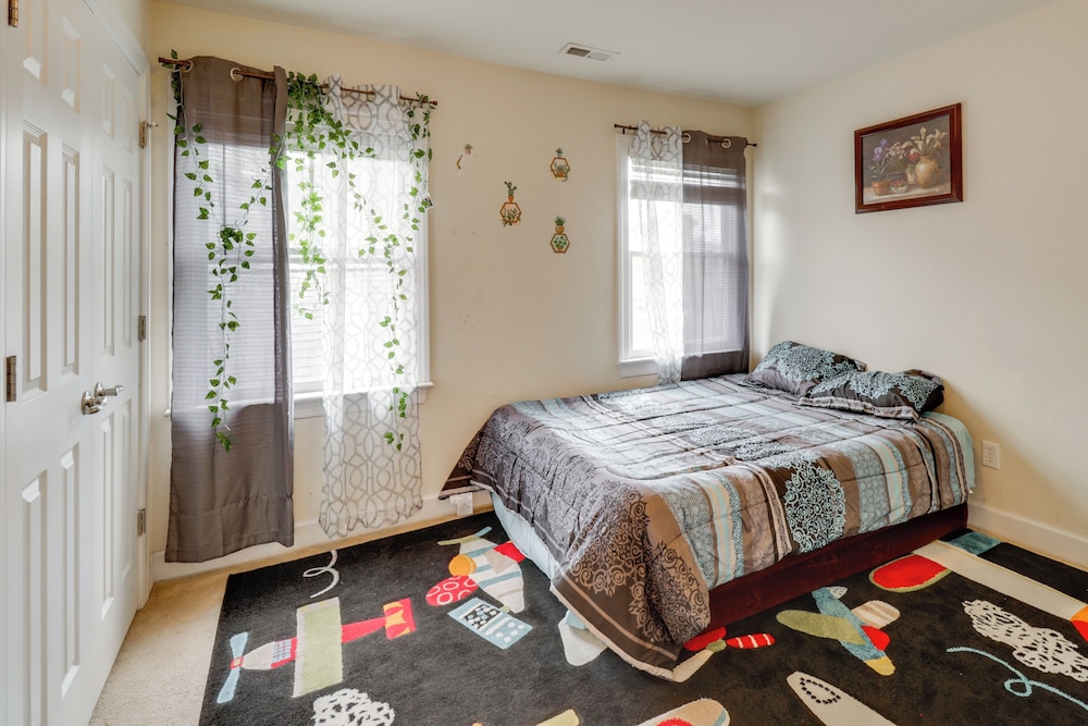 Centrally Located Hampton Roads Home W/ Game Room! - Chesapeake, VA