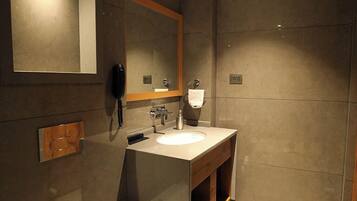 Suite Básica | Casa de banho | Um polibã, artigos de higiene pessoal grátis, toalhas fornecidas, sabão