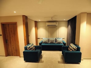 Suite Room | Área de estar | TV LED 30 polegadas com canais a cabo