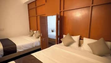 Quarto Duplo Básico, vista para a montanha | Secretária, secretária adequada para computadores portáteis