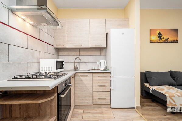 Apartament (109) | Cozinha privada | Um frigorífico, uma placa de cozinha, uma chaleira elétrica