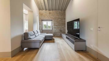 Apartamento Comfort, varanda | Sala de estar | TV de ecrã plano