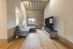 Apartamento conforto, sacada | Área de estar | TV de tela plana