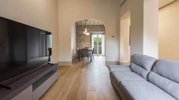 Apartamento Comfort, varanda | Sala de estar | TV de ecrã plano