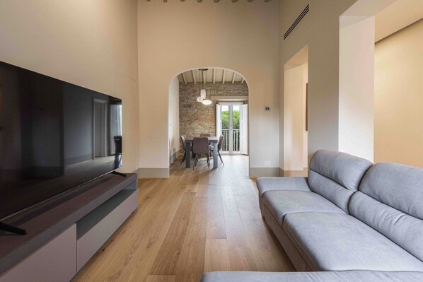 Apartamento conforto, sacada | Área de estar | TV de tela plana