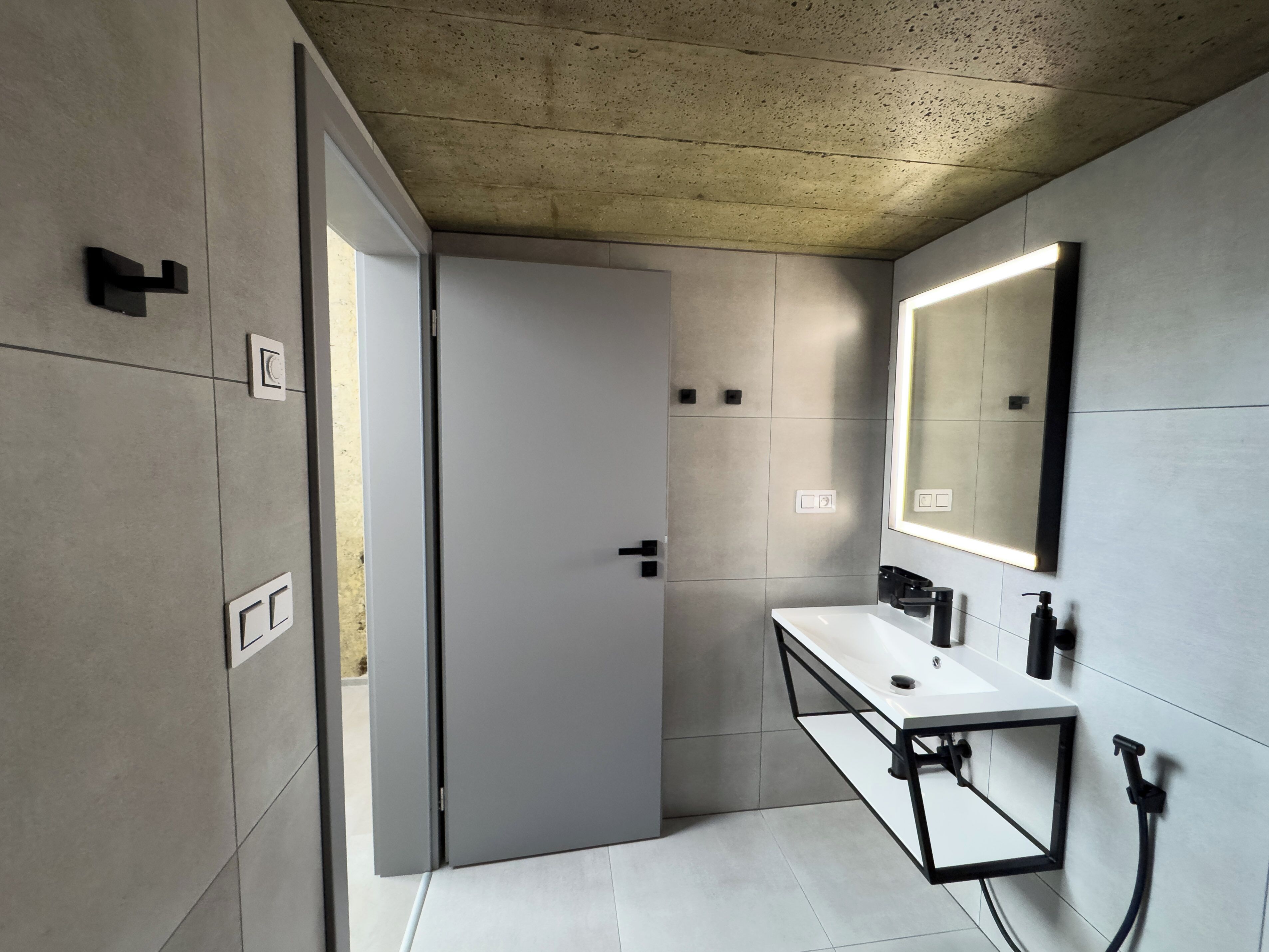 Quarto casal, vista para a cidade | Banheiro | Chuveiro, secador de cabelo, chinelos, toalhas de banho