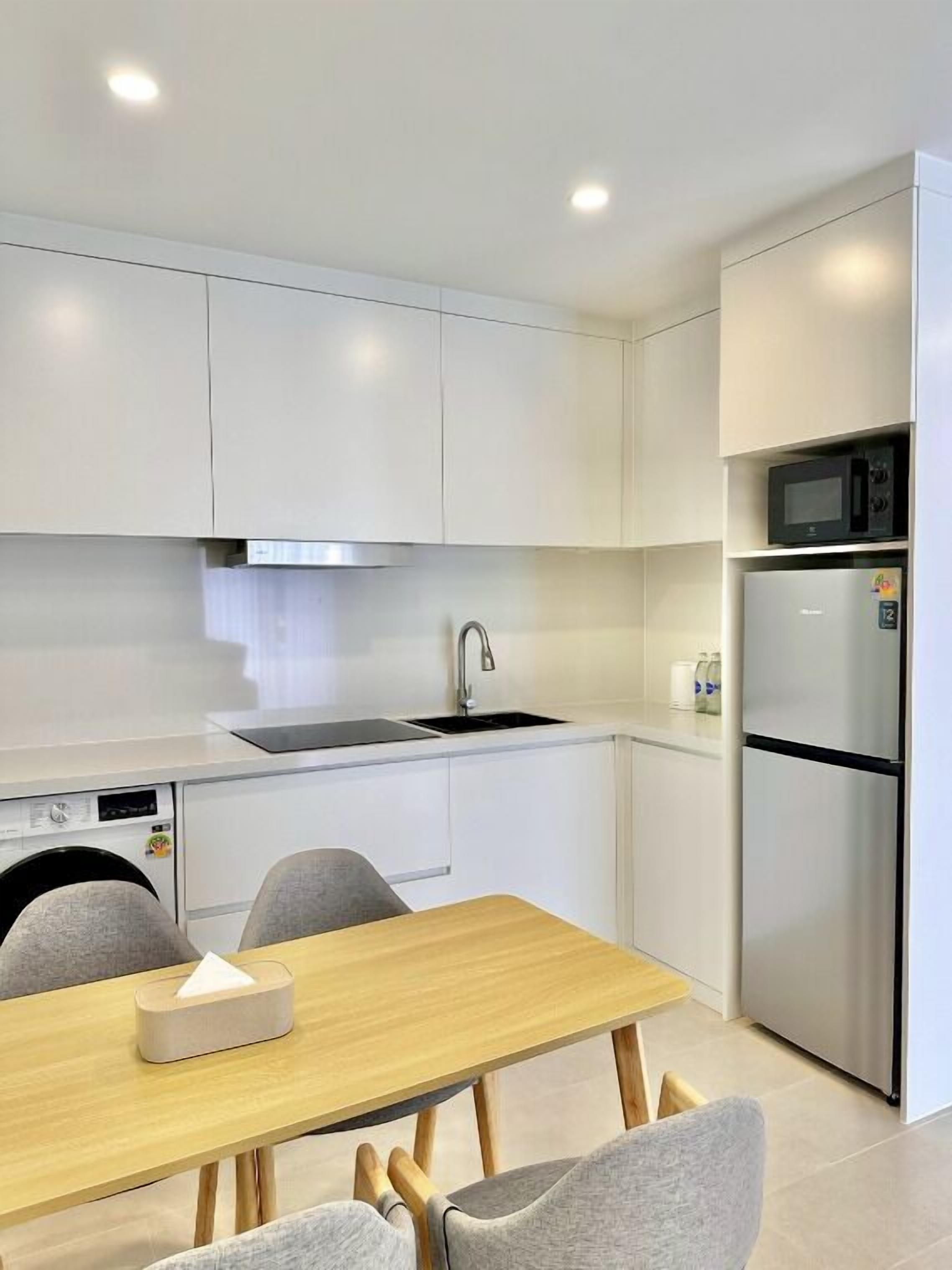 Suíte premium, várias camas, vista para a piscina | Cozinha americana privada | Geladeira, micro-ondas, cafeteira/chaleira