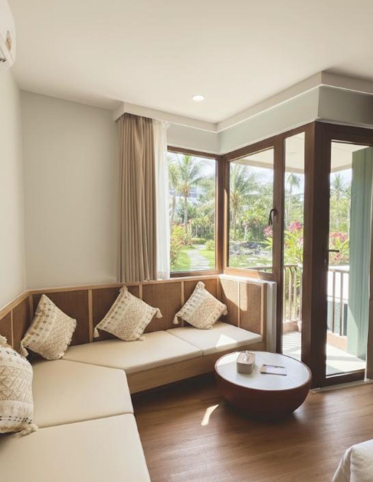 Quarto standard, 1 cama King | Área de estar | Smart TV 42 polegadas com canais digitais