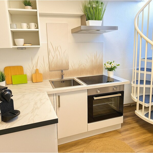 "Quiet, separate rear house - 2 beds & kitchen, 5 min to Frankfurt ...