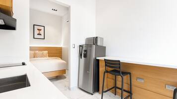 Quarto Duplo Deluxe | Cozinha privada | Uma máquina de lavar louça, grelhador, forno de mesa