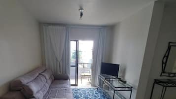 Apartamento Premium, Vista para a cidade | Sala de estar | Televisor de 32 polegadas com canais digitais