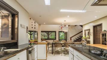 Casa club, banheira, vista para o lago | Cozinha privada | Geladeira, micro-ondas, talheres/pratos/utensílios de cozinha