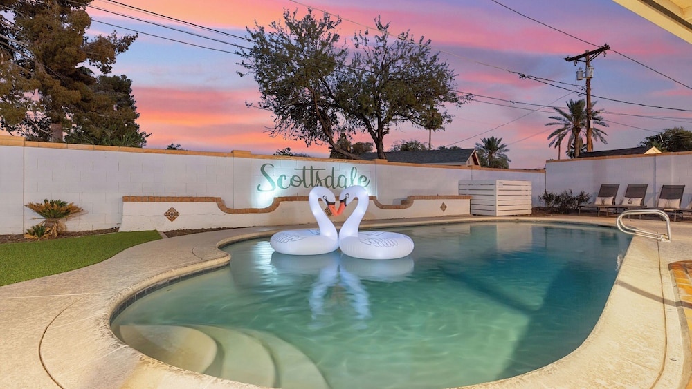 Heated Pool, Fire Pit, Games & Outdoor Dining Just Minutes To Old Town Drift House By Avantstay - Tempe, AZ