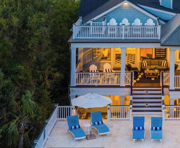Beachside Stay With Pool, Two Decks, Rooftop Lounge & Steps To Front Beach Iop Beachhouse By Avantstay - Charleston, SC