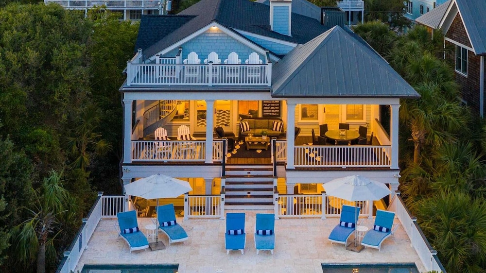 Beachside Stay With Pool, Two Decks, Rooftop Lounge & Steps To Front Beach Iop Beachhouse By Avantstay - Charleston, SC