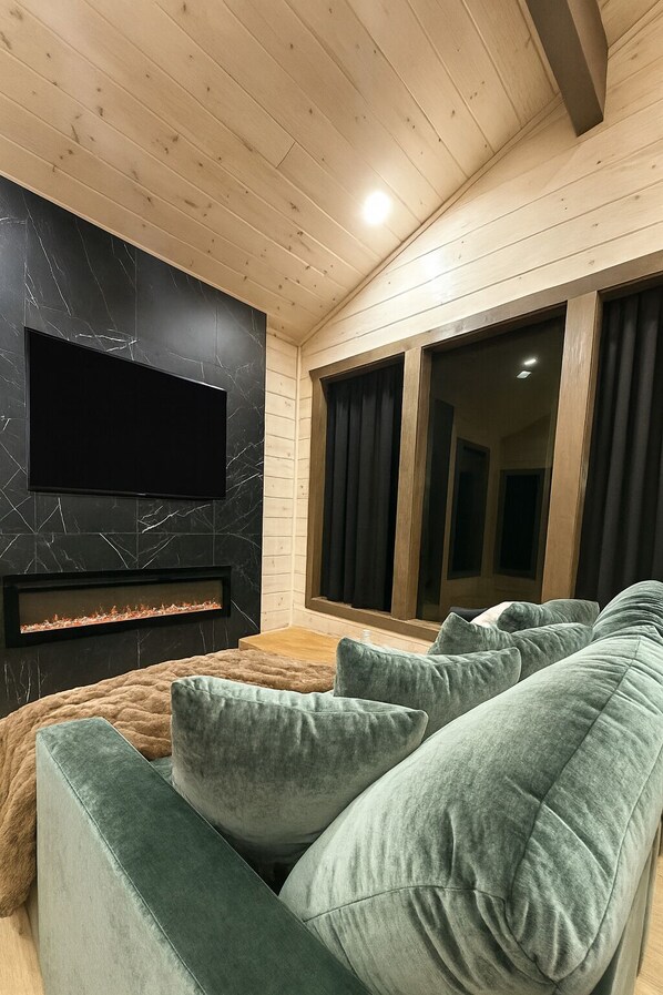 Luxury Couples’ Getaway★New Romantic Cabin • Hot Tub • Dog Friendly ...